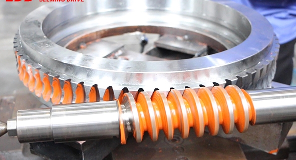 The structure and function of the slewing drive of the truck-mounted ...